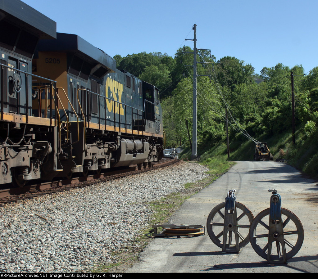 CSXT 5205 going away shot with `able stringing operation close by